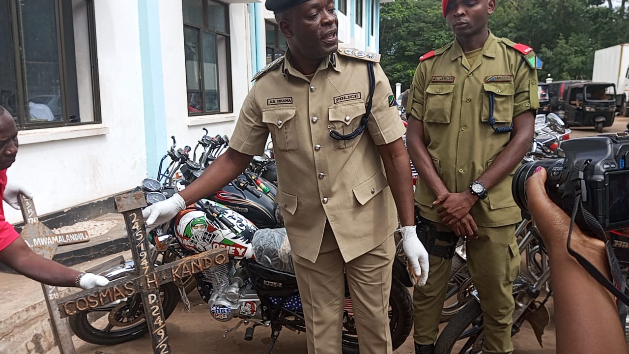 Akutwa na misalaba 14 iliyong’olewa makaburini - HabariLeo