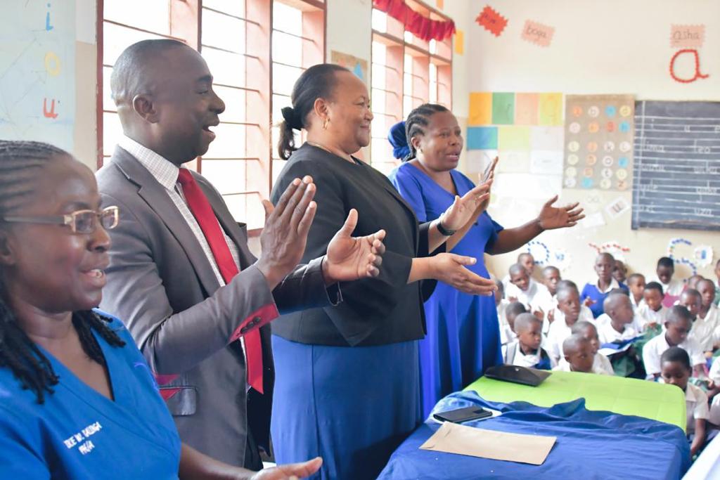 Wanafunzi wapewa sare za shule bure - HabariLeo