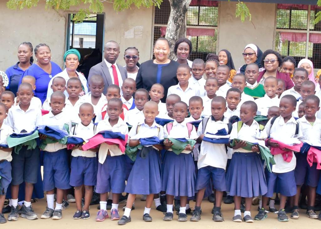 Wanafunzi wapewa sare za shule bure - HabariLeo