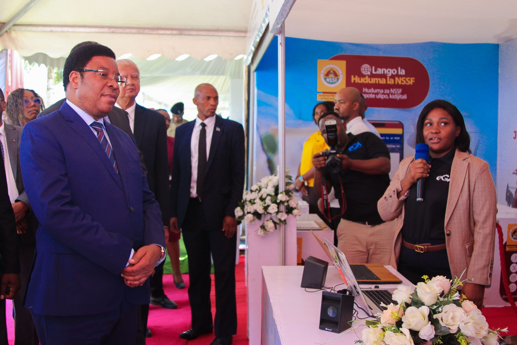 Majaliwa ajionea shughuli za e-GA, awapongeza - HabariLeo