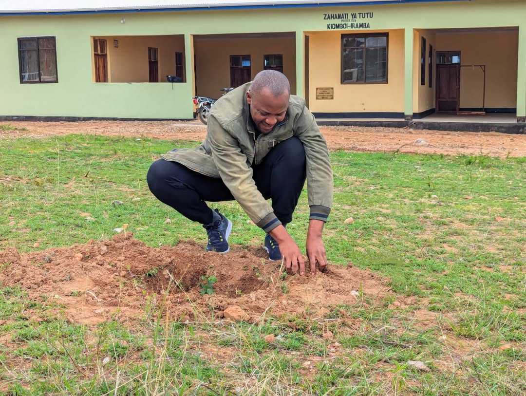 DC Mwenda aendesha zoezi upandaji miti Iramba - HabariLeo