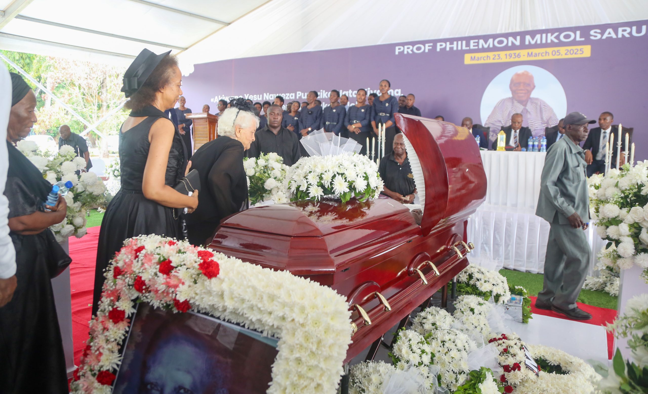 Zitto, Lissu wamlilia Sarungi - HabariLeo